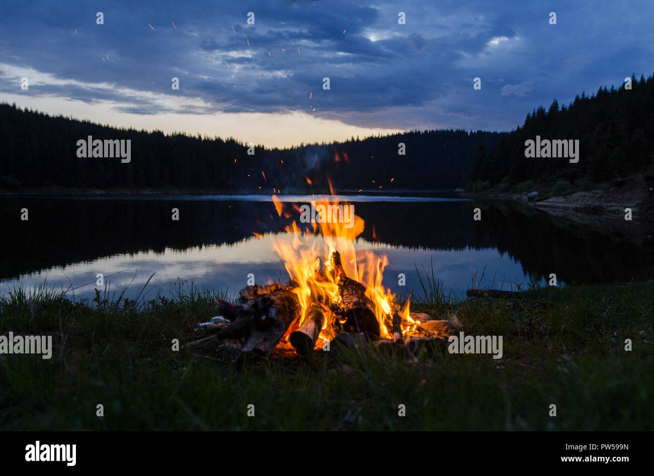 Campfire in the mountains hi-res stock photography and images - Alamy