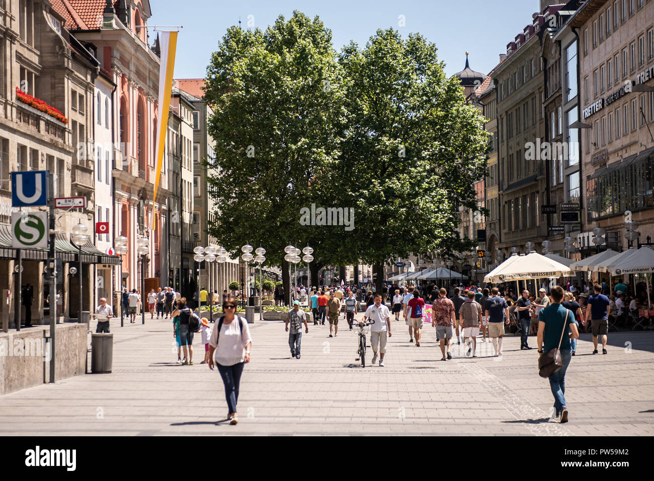 MUNICH - JUN 4: people stroll in Neuhauser Strasse in Munich, Germany ...
