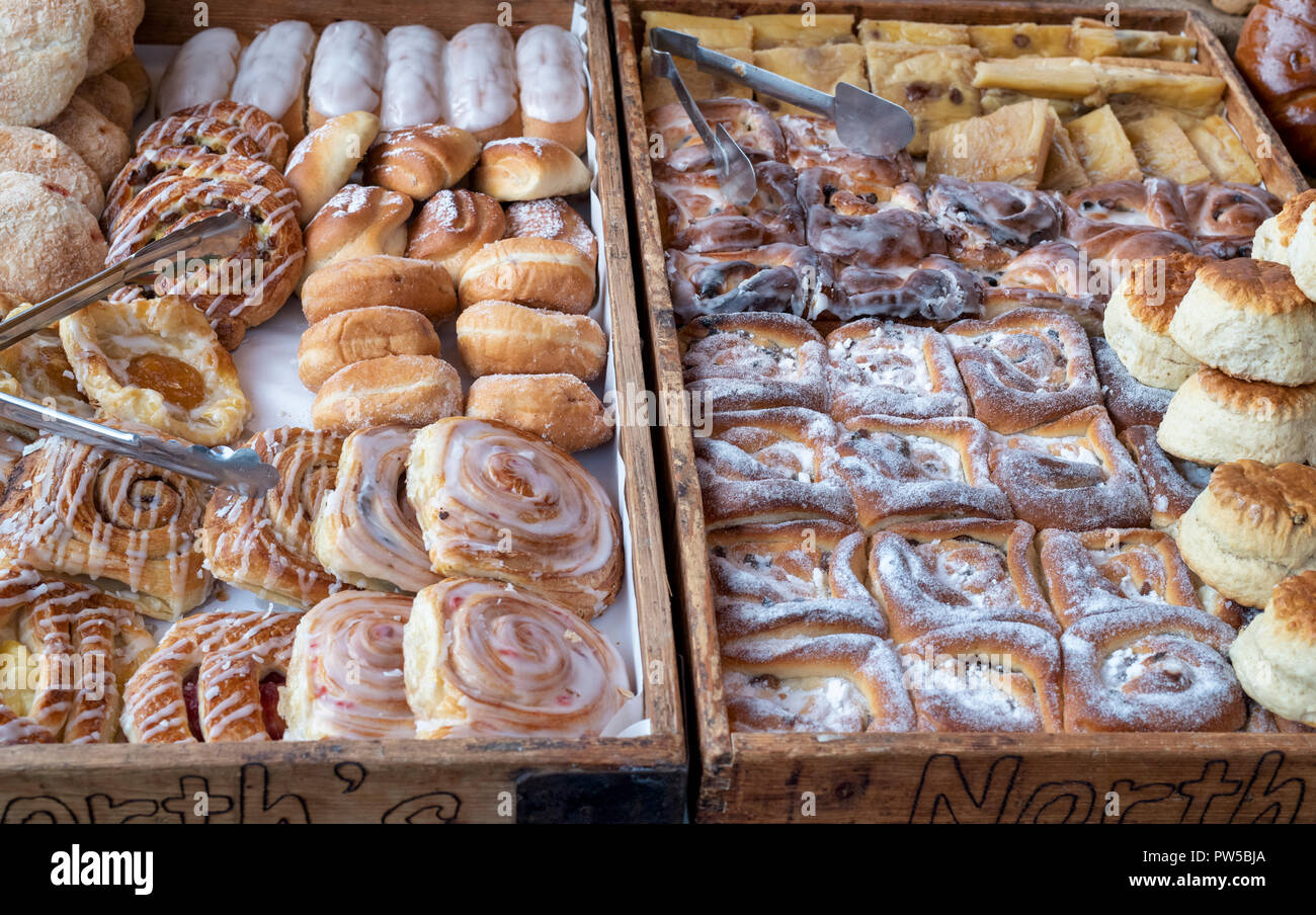 Wooden bakery trays hi-res stock photography and images - Alamy