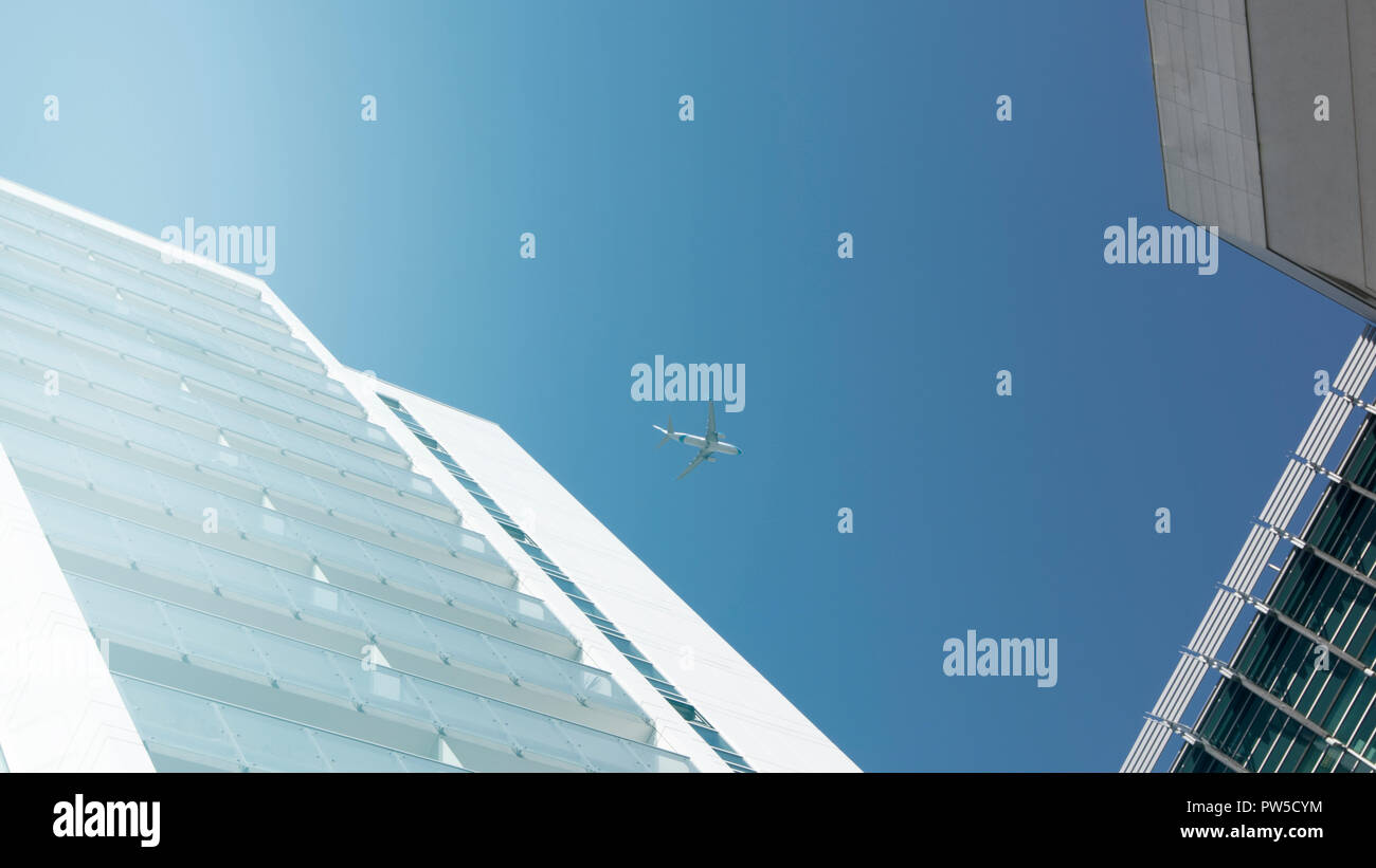 Airplane between buildings hi-res stock photography and images - Alamy