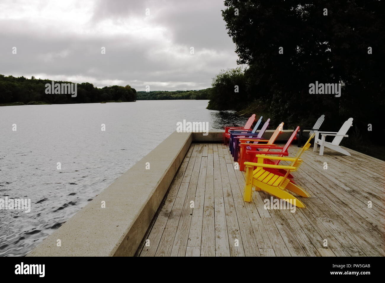 Seats by the river hi-res stock photography and images - Alamy