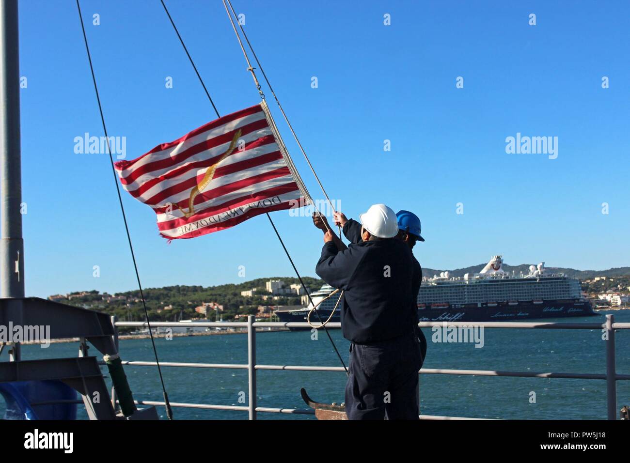 Lowering the union jack hi-res stock photography and images - Alamy