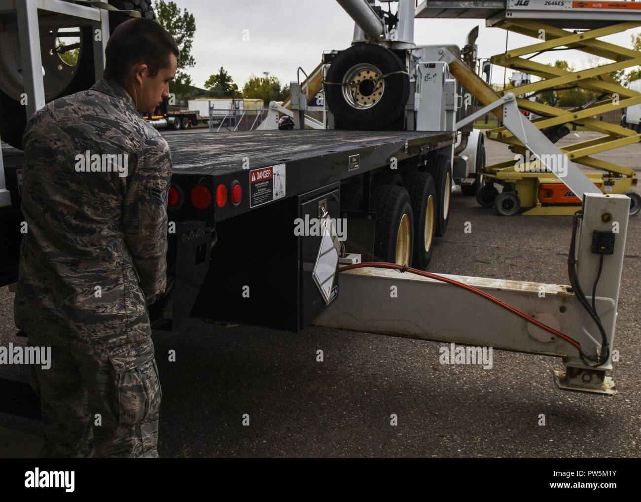 Crane outriggers hi-res stock photography and images - Alamy