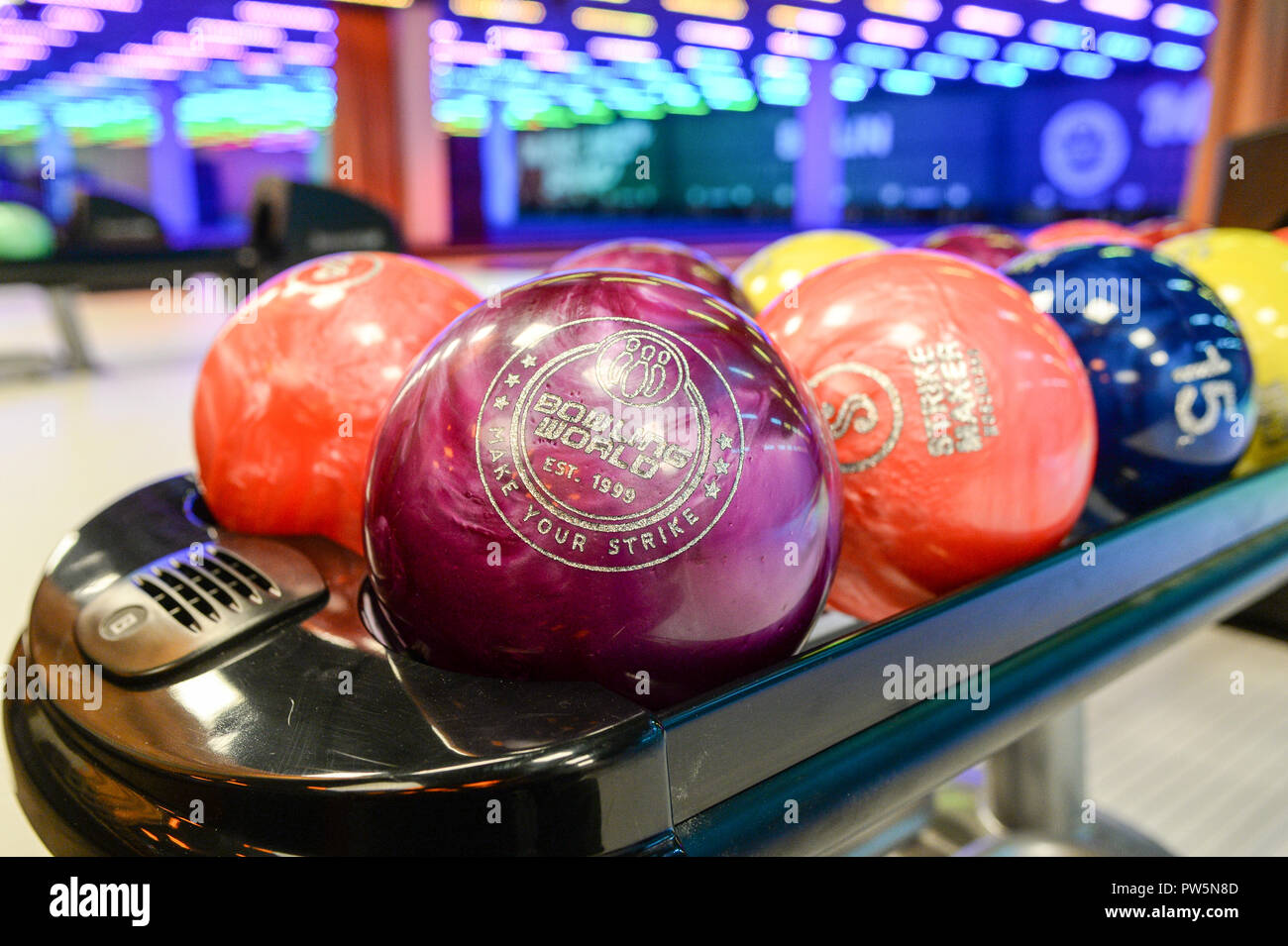 11 October 2018, Berlin: 11 October 2018, Germany, Berlin: View over colorful bowling balls into ...
