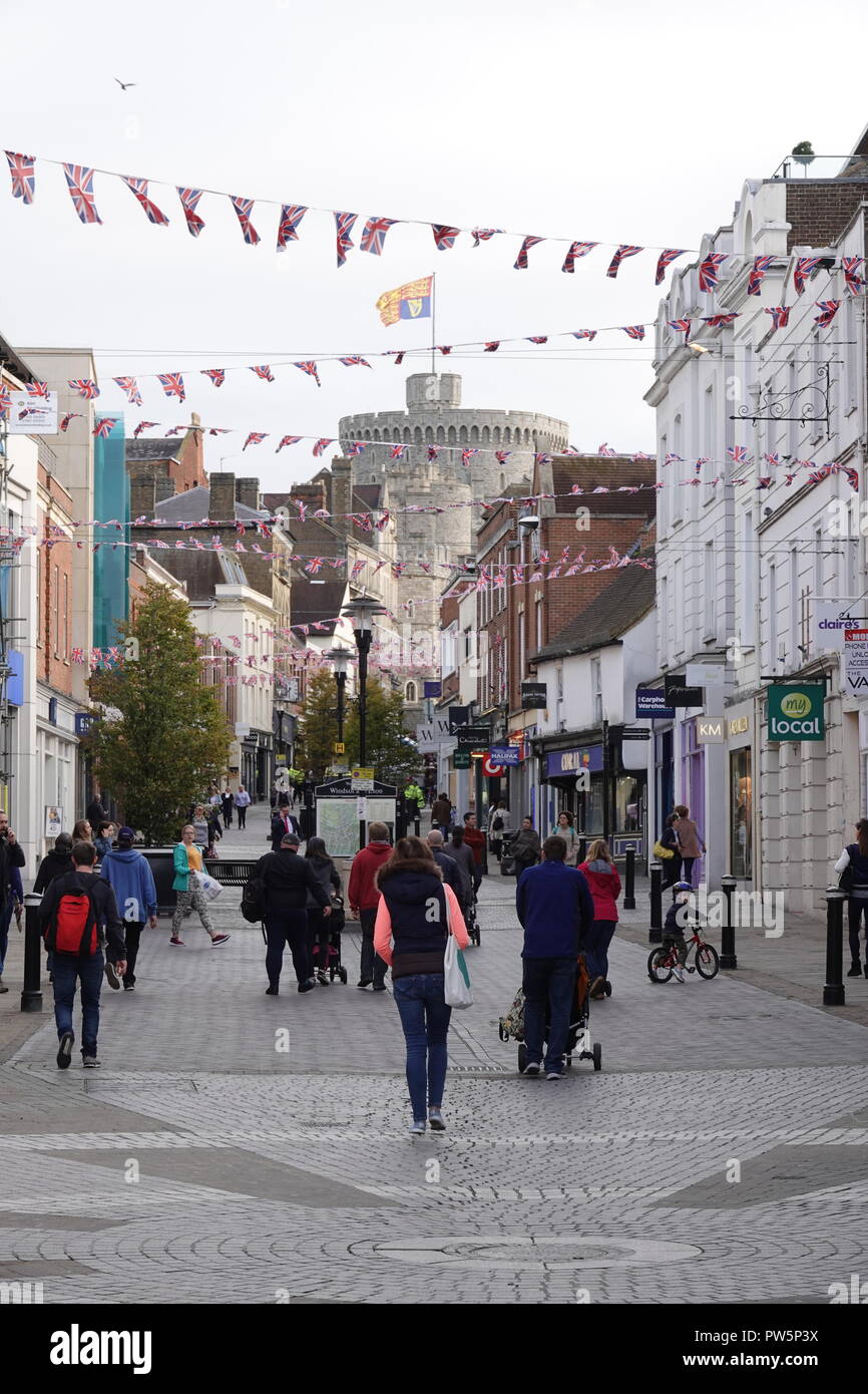 Windsor, UK. 12th October, 2018. Windsor High Street with British Union ...