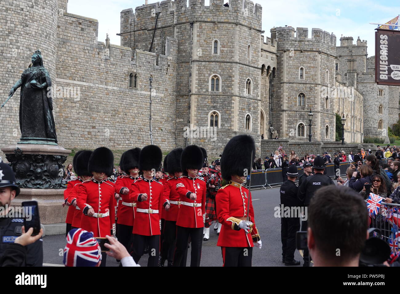 Windsor, UK. 12th October, 2018. Soldiers march towards Windsor High ...
