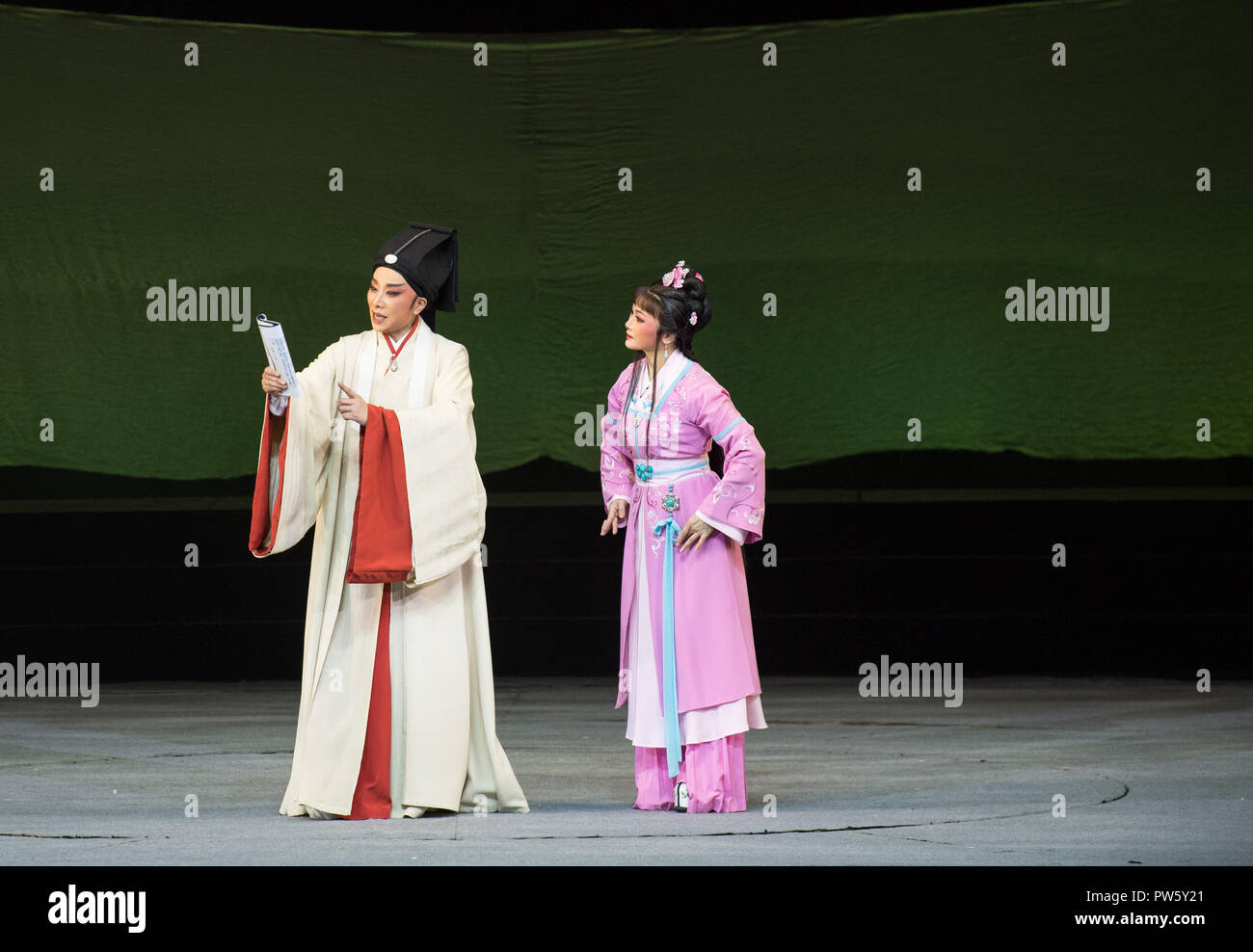Yueju opera hi-res stock photography and images - Alamy