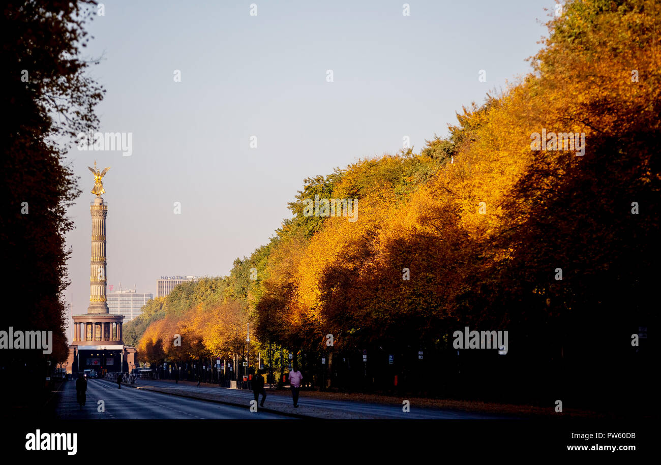 13 October 2018, Berlin: The Victory Column and autumn-coloured trees ...