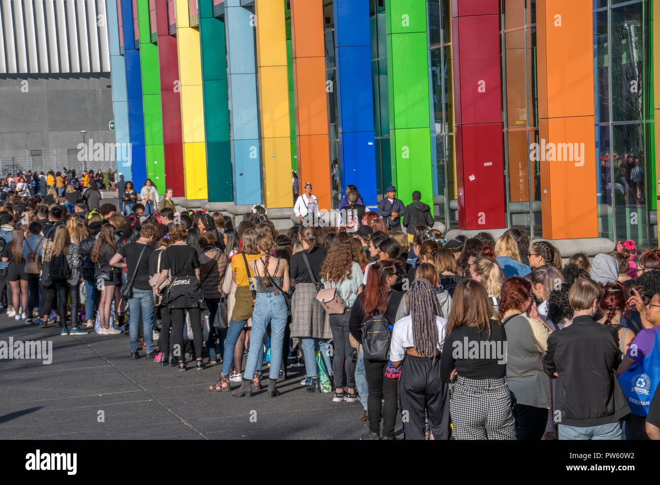 Queue line of people concert hi-res stock photography and images - Alamy