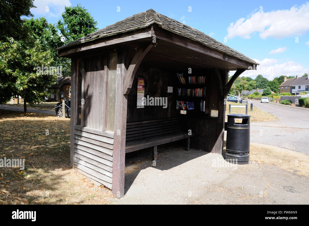 Free library in bus shelter hi-res stock photography and images - Alamy