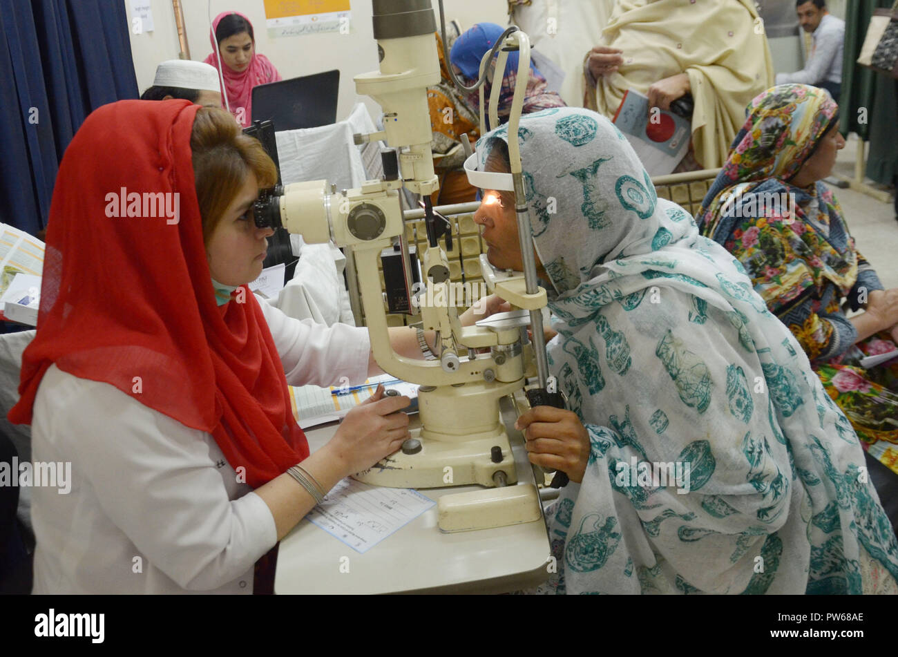 Lahore, Pakistan. 11th Oct, 2018. Pakistani eve specialist doctors with ...