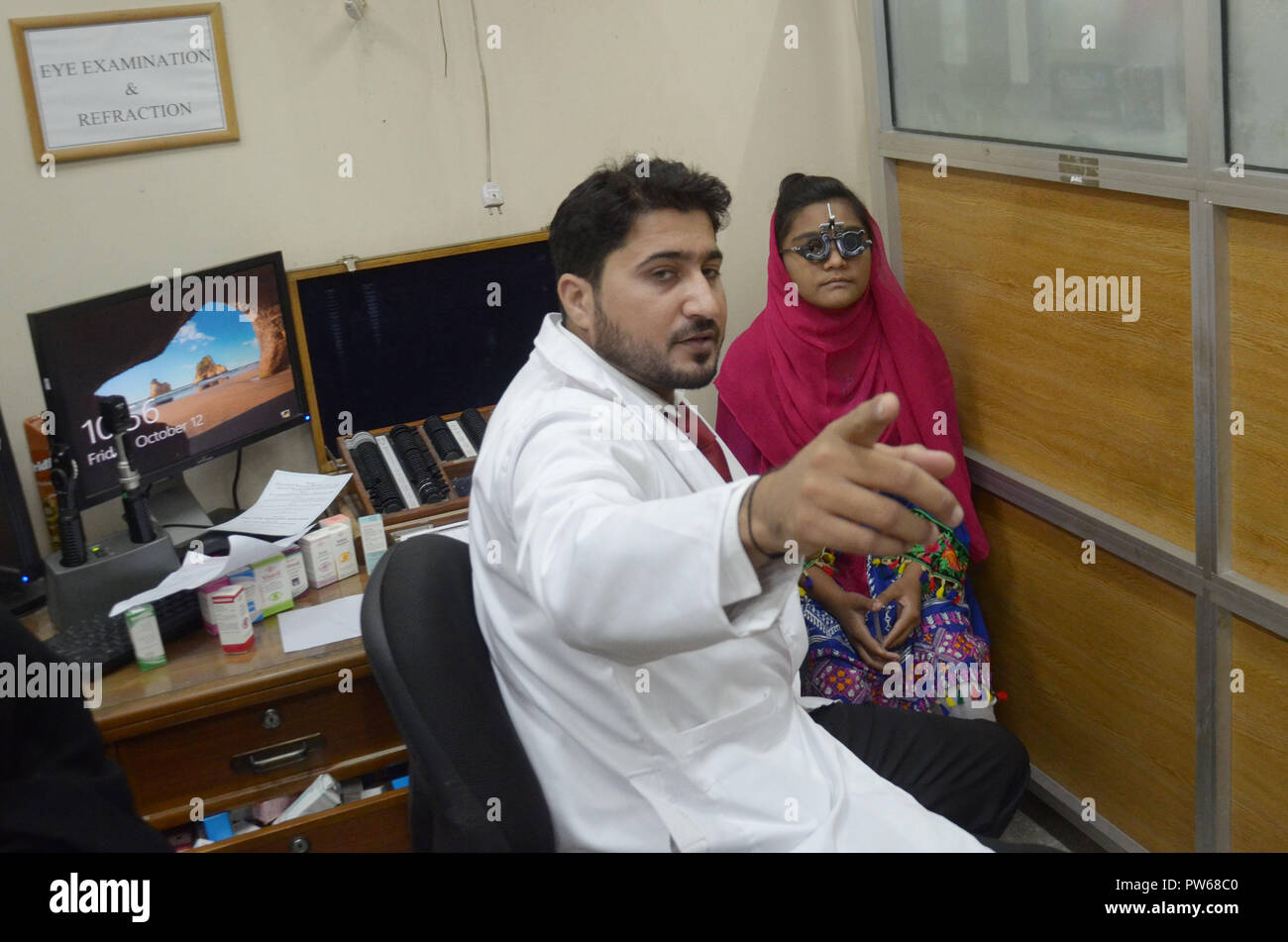 Lahore, Pakistan. 11th Oct, 2018. Pakistani eve specialist doctors with ...