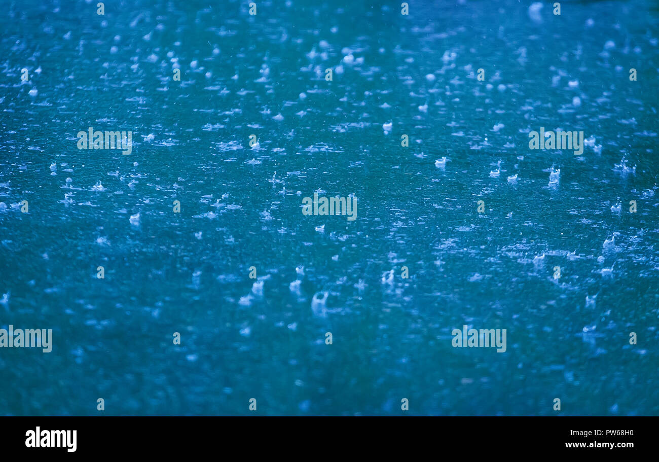 Rain drops falling hi-res stock photography and images - Alamy