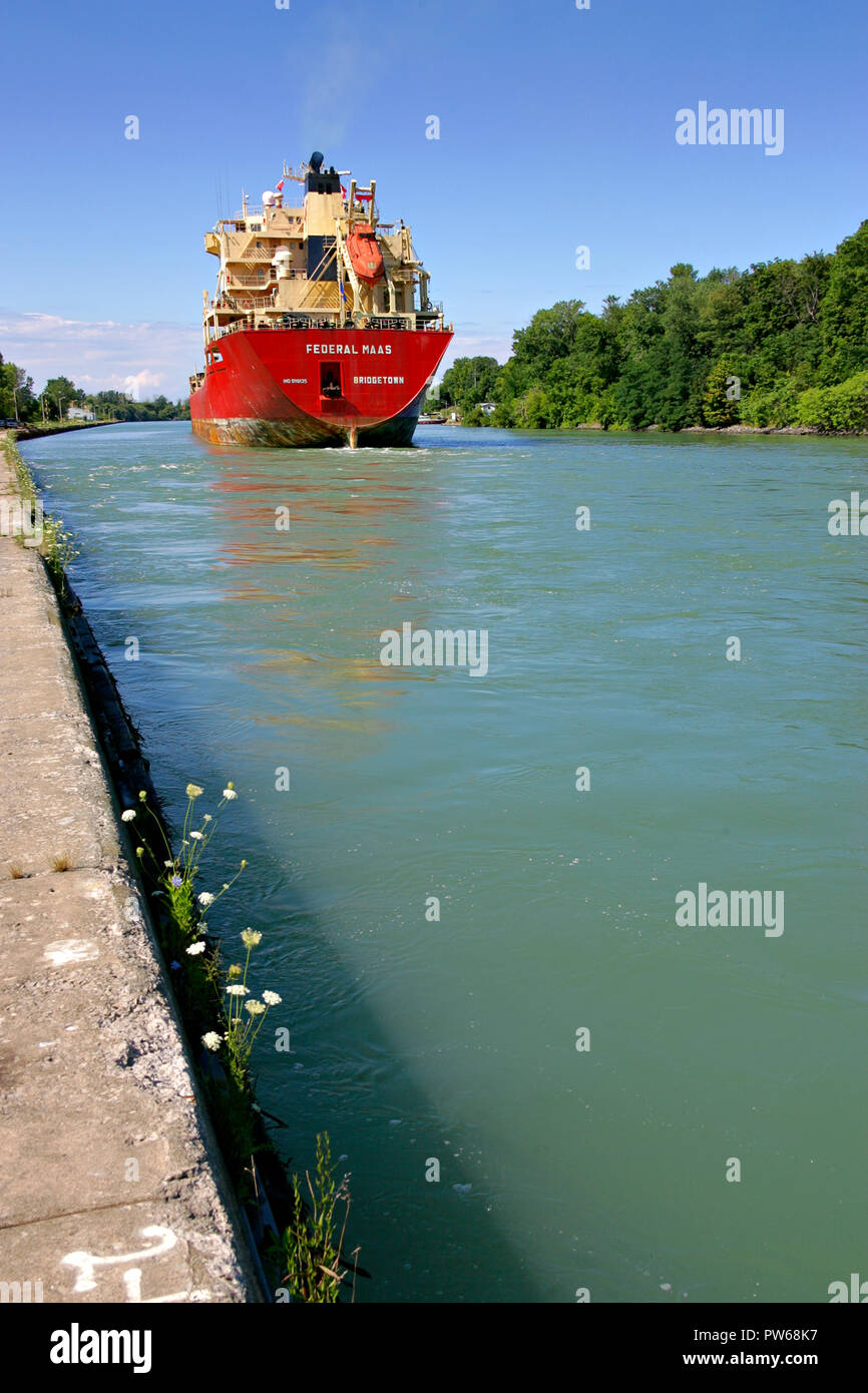 Ship on the Welland Canal Stock Photo - Alamy
