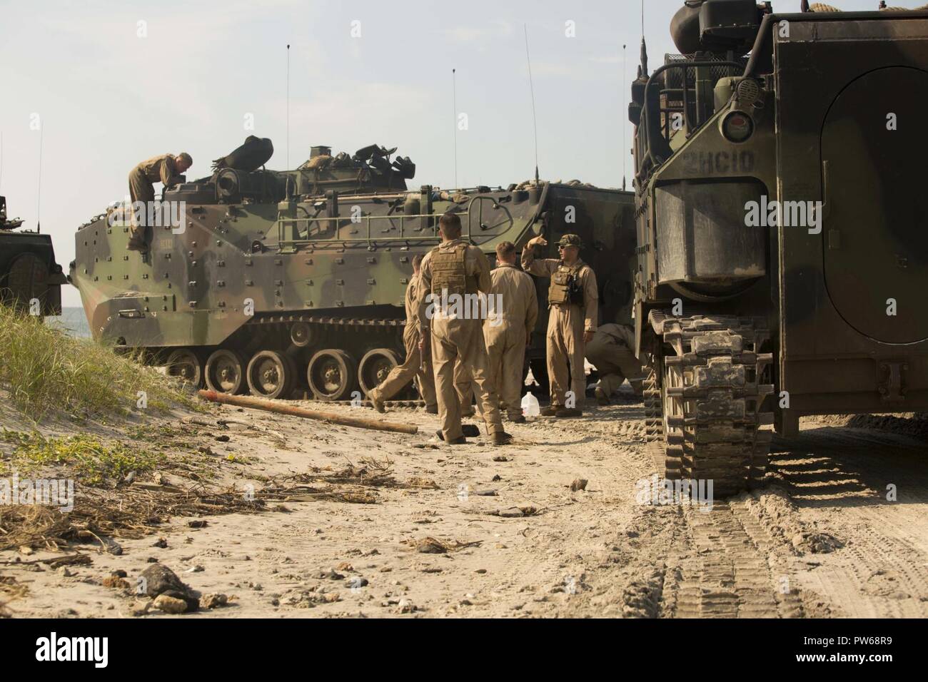 Marines with 2nd Assault Amphibian Battalion prepare their vehicles to ...