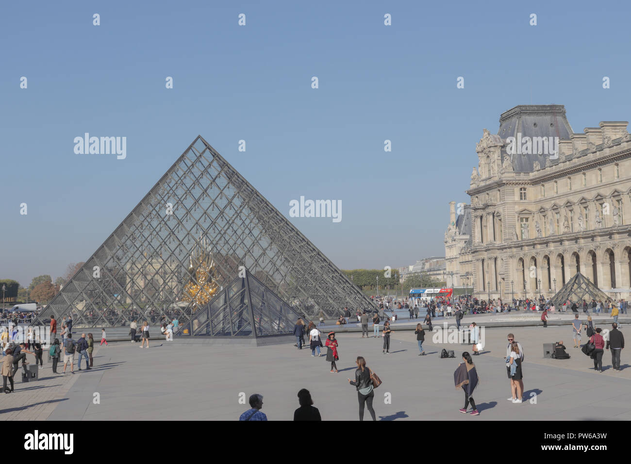 Louvre musuem hi-res stock photography and images - Alamy
