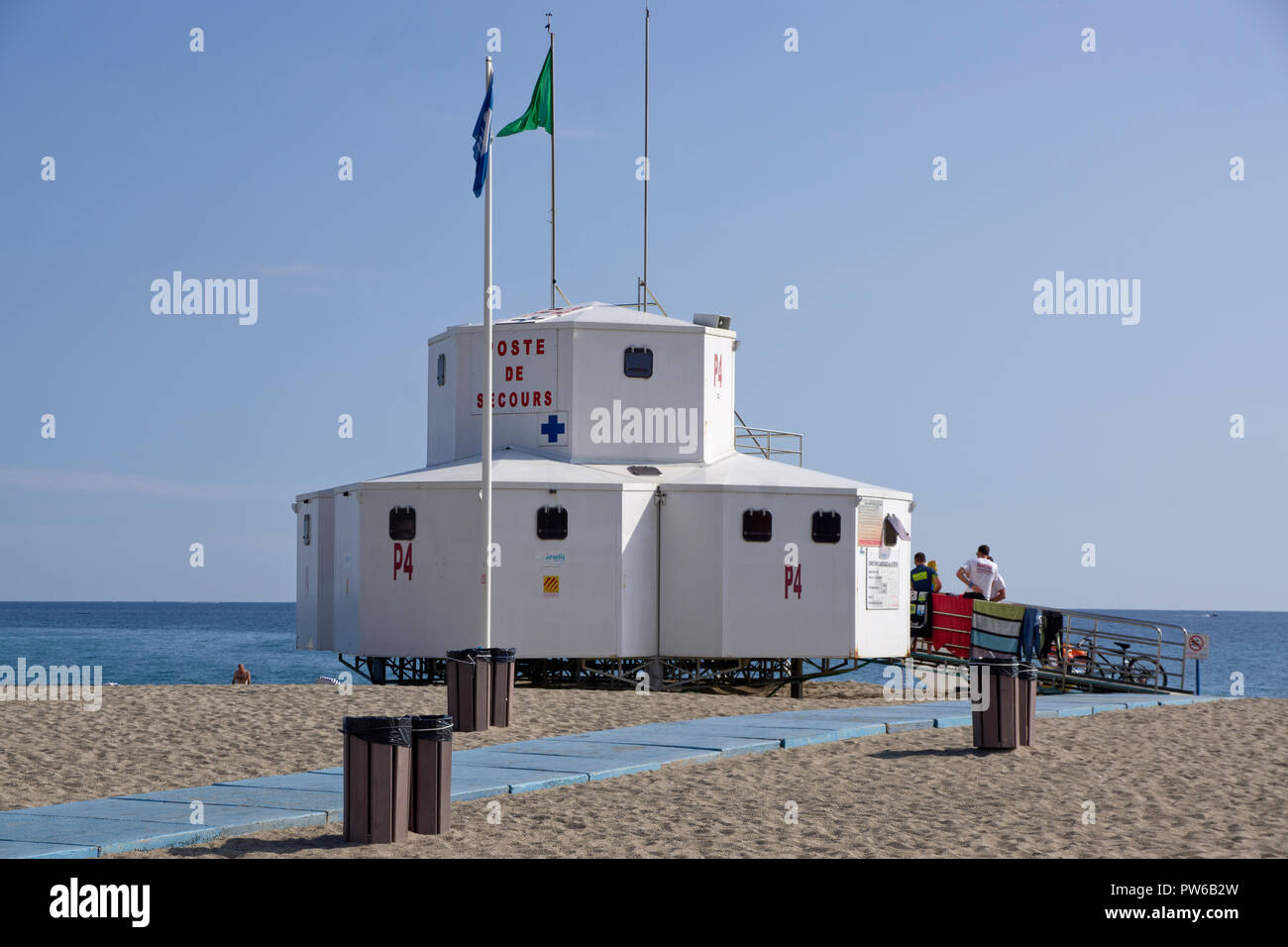 Lifeguards station hi-res stock photography and images - Alamy