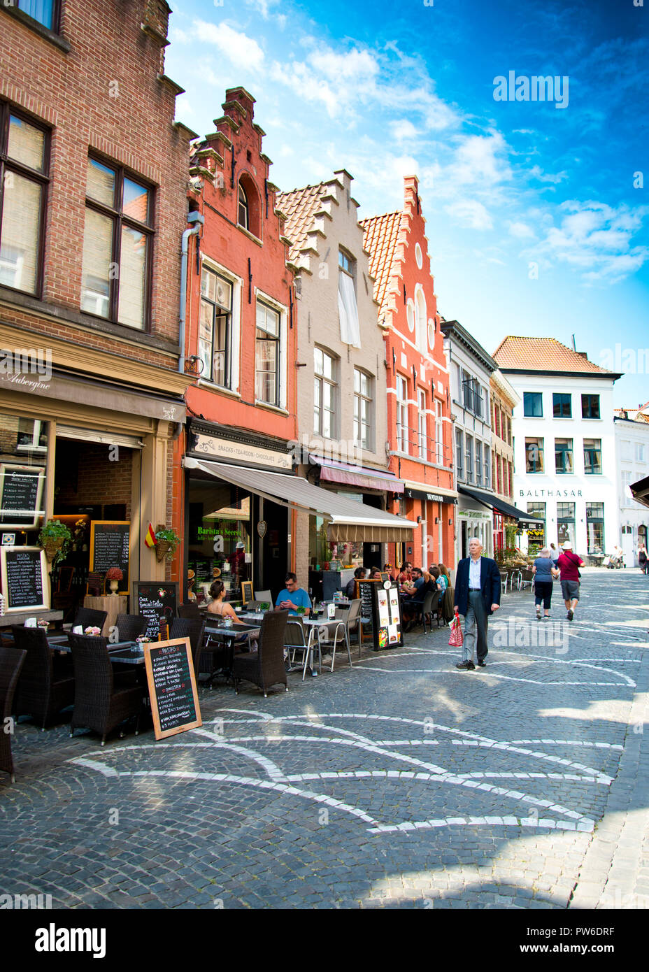 Couples walking through town hi-res stock photography and images - Alamy