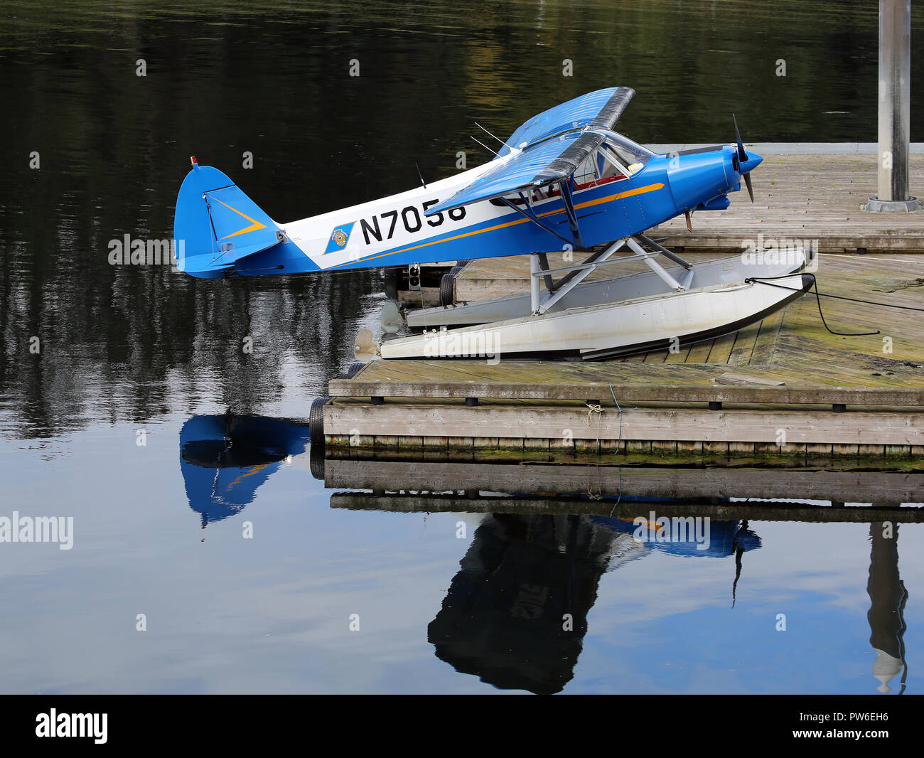 float plane on floating dock Stock Photo - Alamy