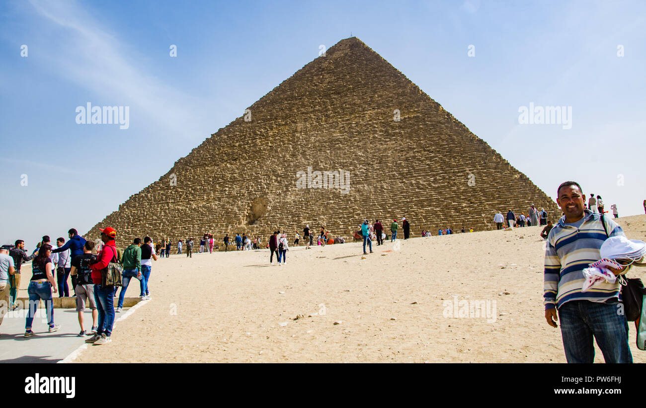 Ancient egyptian pyramid building hi-res stock photography and images ...
