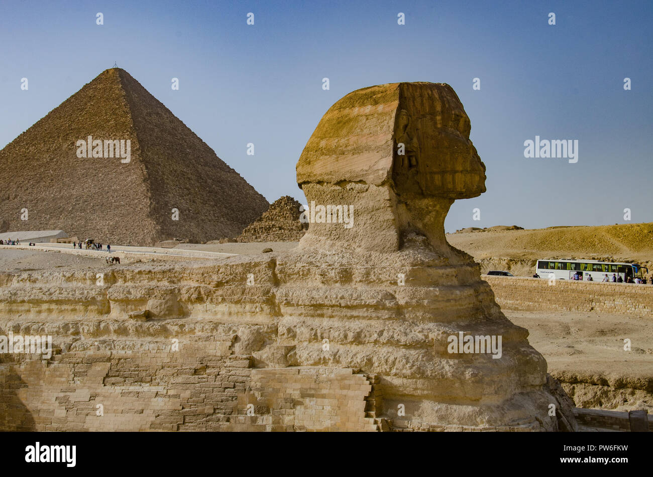 Egyptian sphinx and pyramids hi-res stock photography and images - Alamy