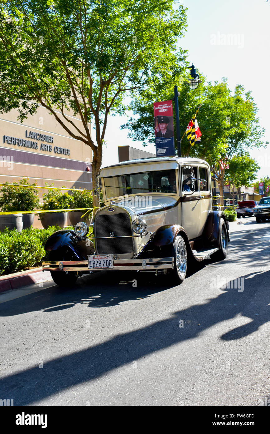 Classic car driving in desert hi-res stock photography and images - Alamy