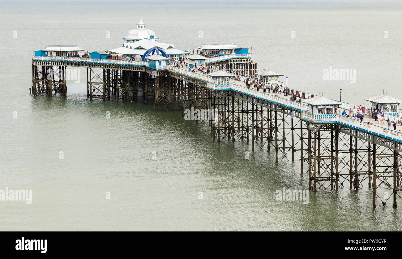 An image of the longest pier in Wales, at 700 meters long Llandudno ...