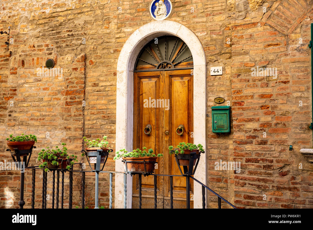 Italian doorway hi-res stock photography and images - Alamy
