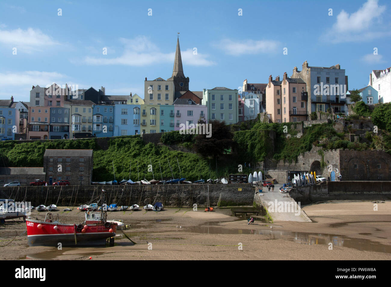 PEMBROKESHIRE; TENBY; CHURCH AND HOUSES OVERLOOKING BEACH Stock Photo ...