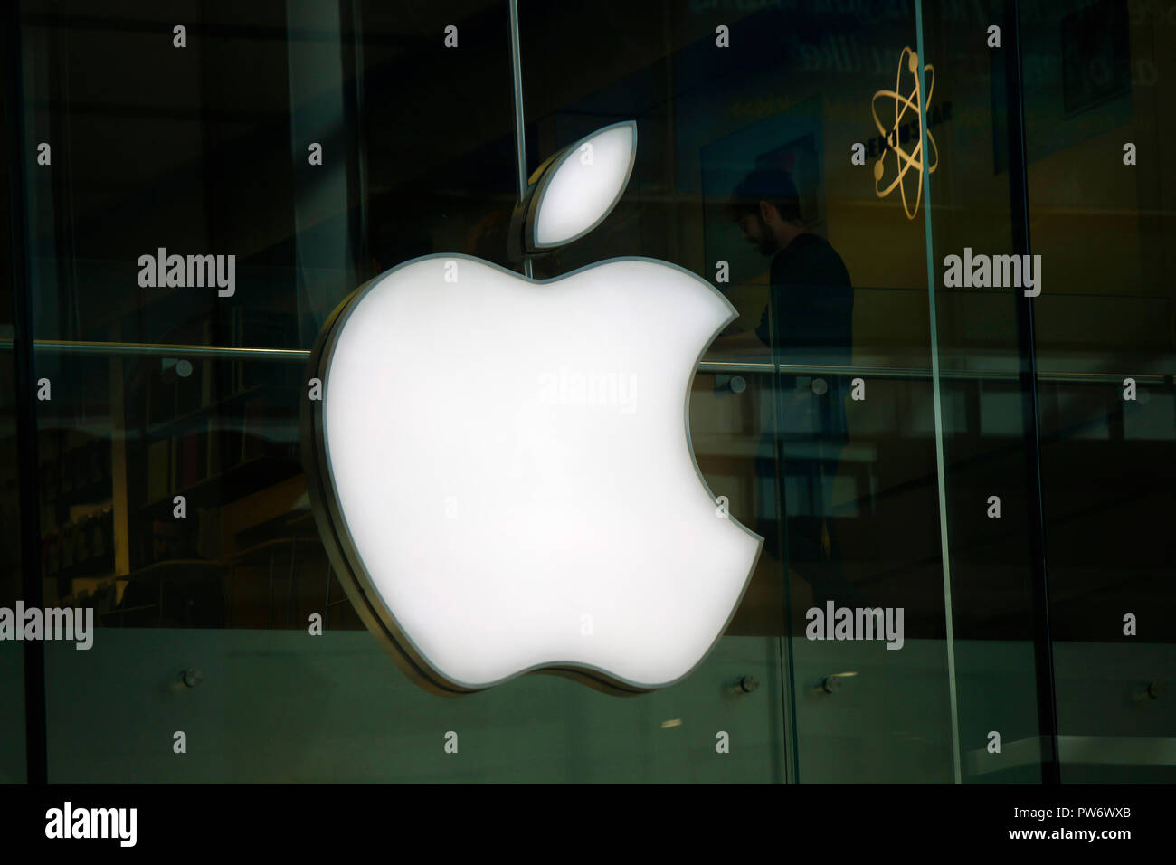 das Logo der Marke/ the logo of the brand "Apple", Belfast, Nordirland ...