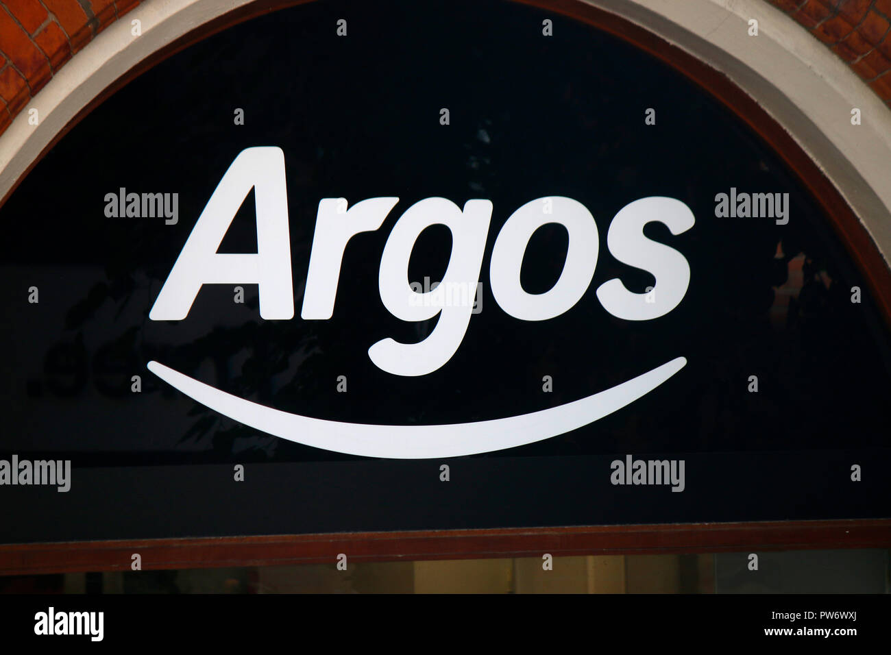 das Logo der Marke/ the logo of the brand "Argos", Belfast, Nordirland ...