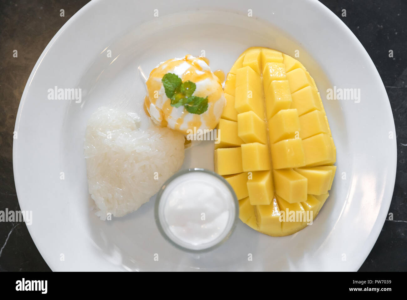 Mango with sticky rice and ice cream Stock Photo - Alamy