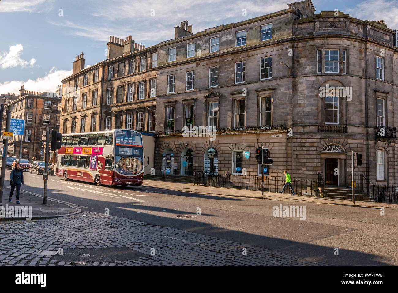 Edinburgh bus hi-res stock photography and images - Alamy