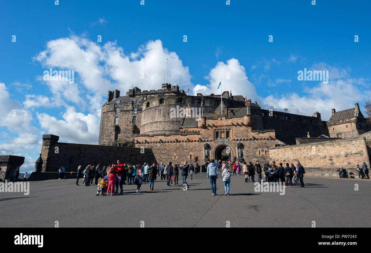 Entrance to edinburgh castle hi-res stock photography and images - Alamy