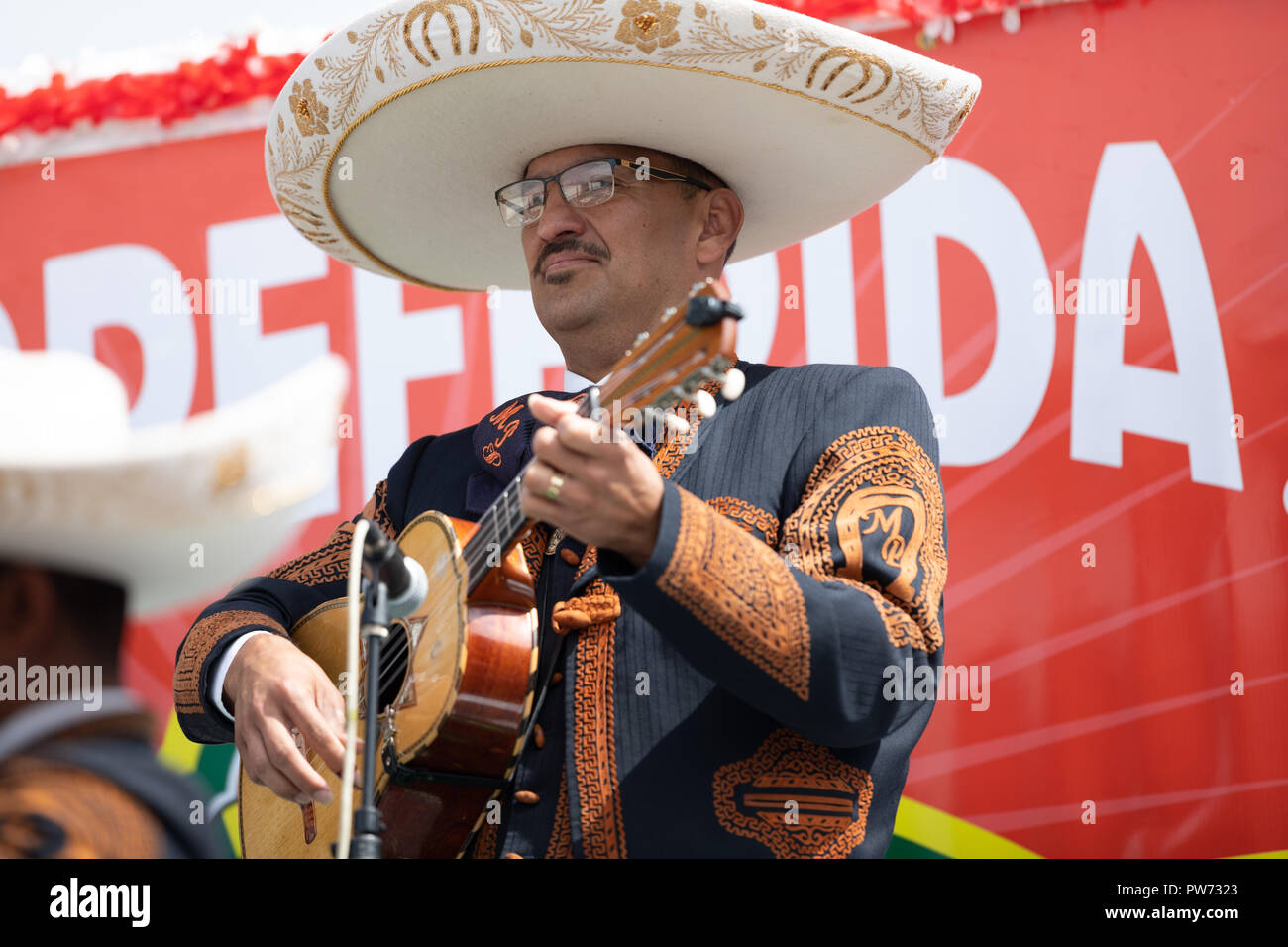 Mariachi clothing hi-res stock photography and images - Alamy