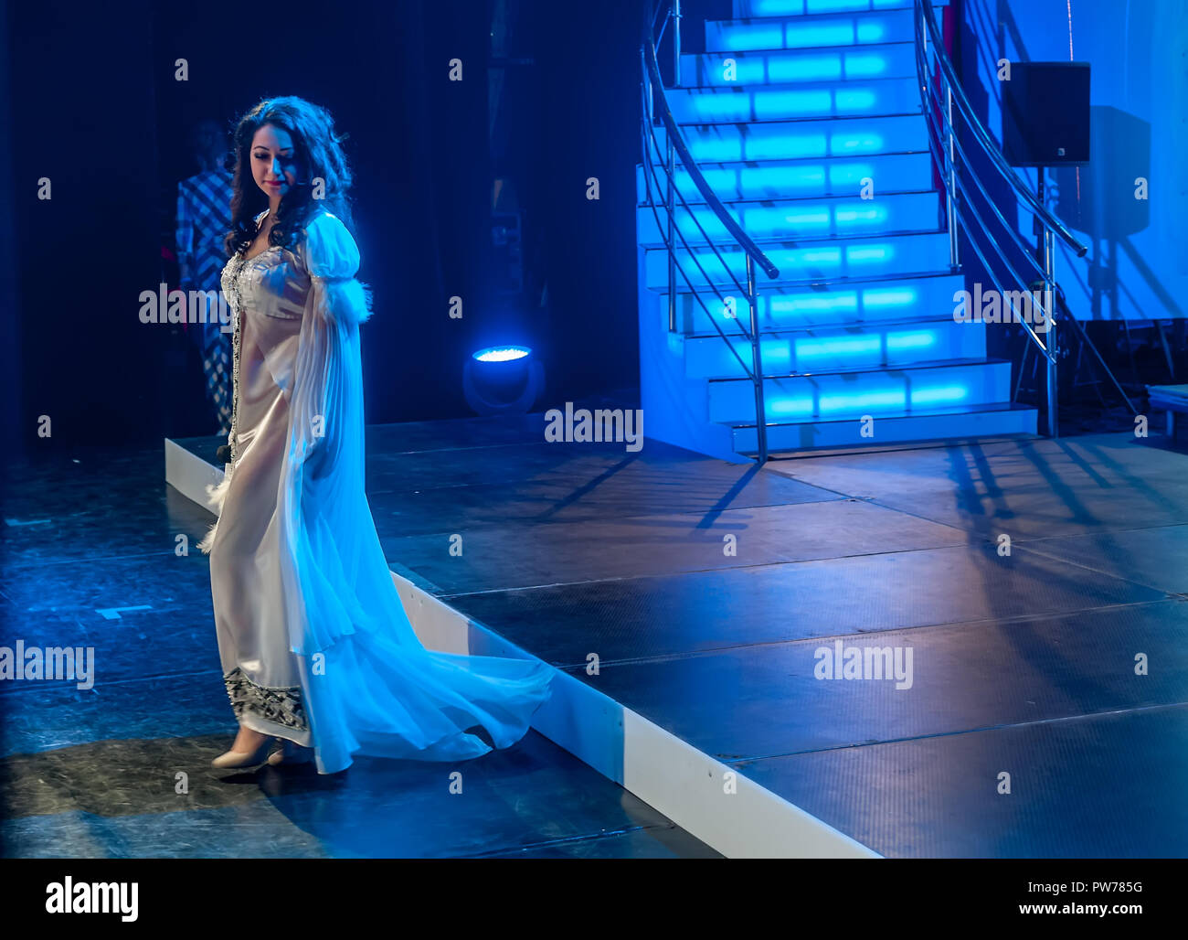 Woman stage singing talent hi-res stock photography and images - Alamy