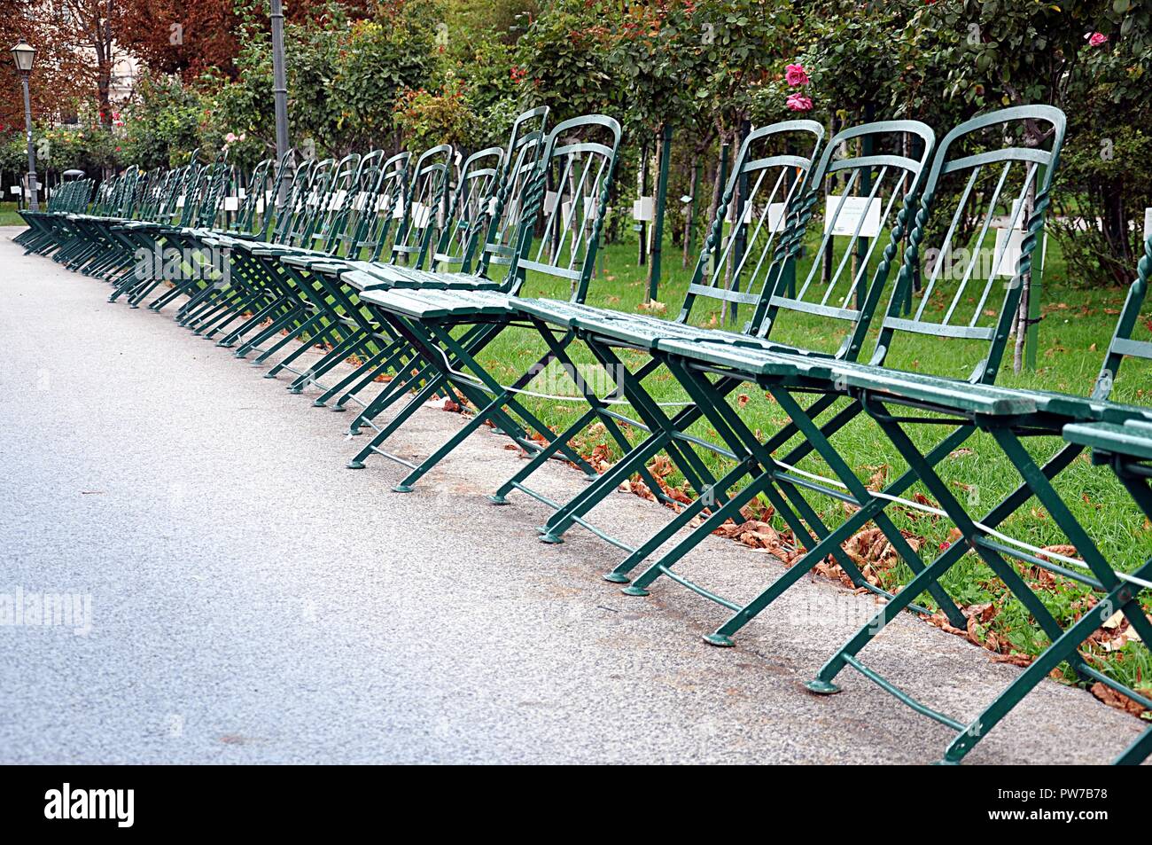 free chairs and garden Stock Photo - Alamy