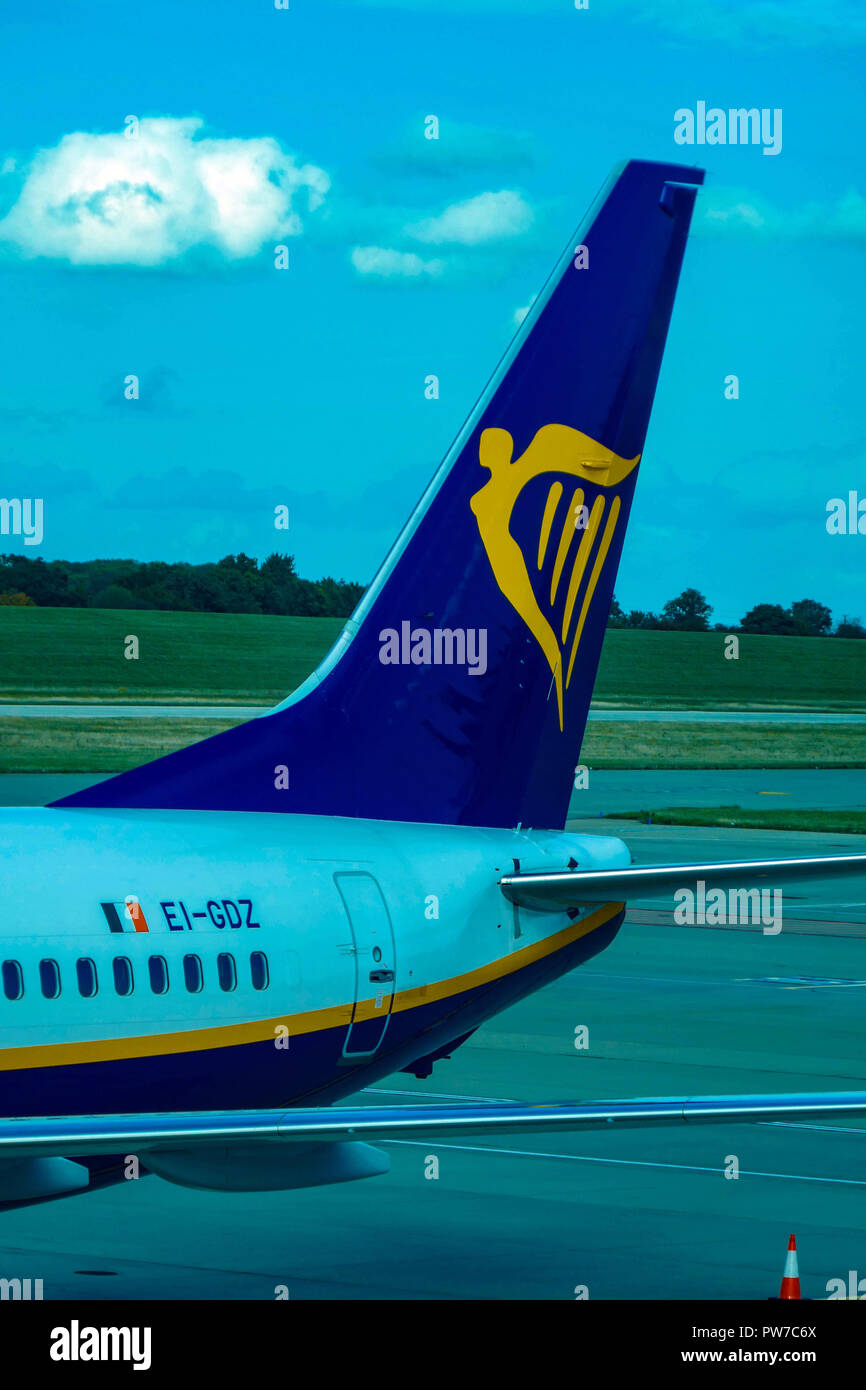 Boeing 737 tail hi-res stock photography and images - Alamy