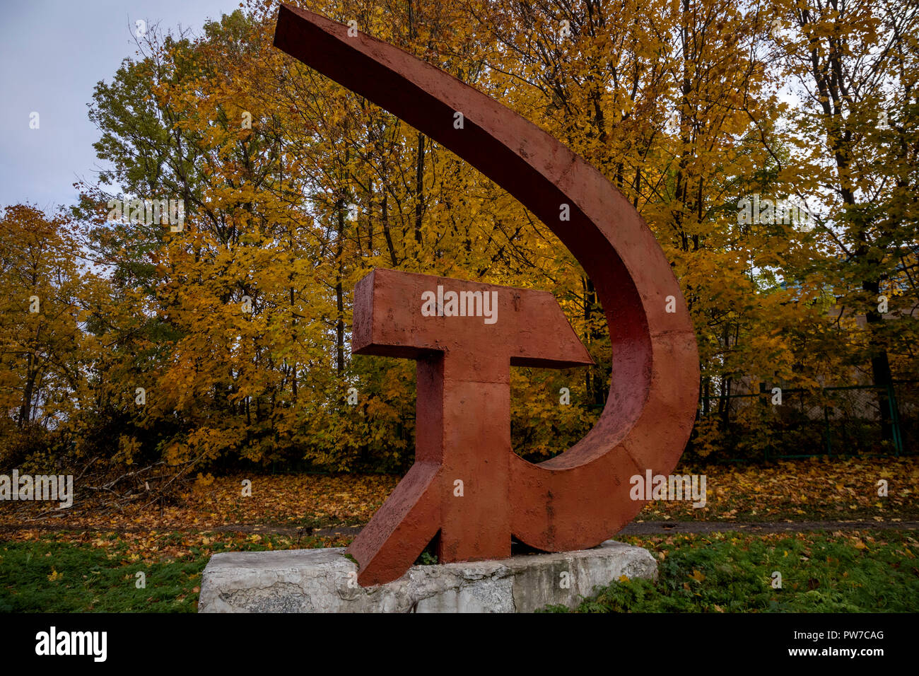 Emblem soviet russia hammer and sickle hi-res stock photography and ...