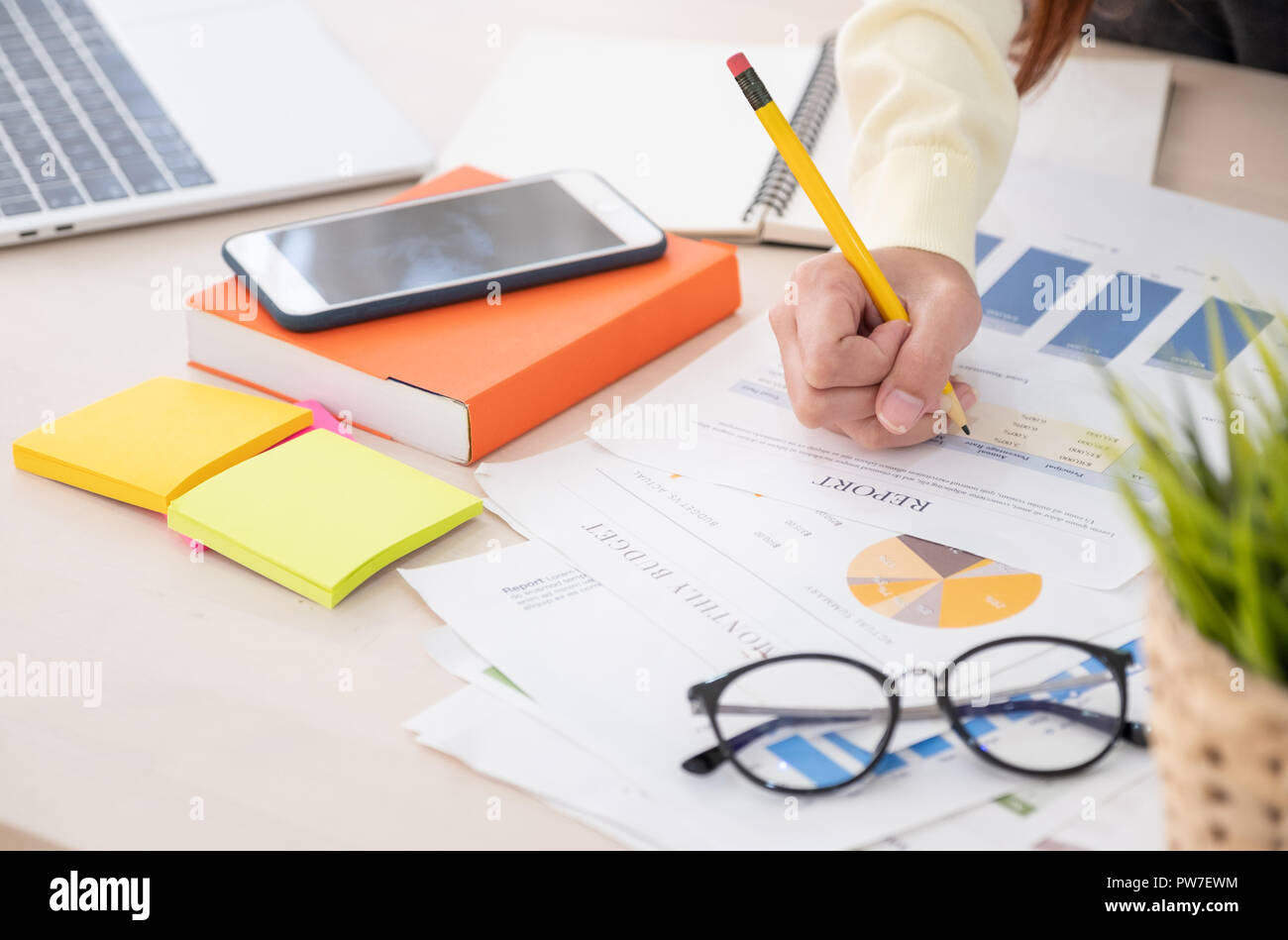 Invoice desk hi-res stock photography and images - Alamy