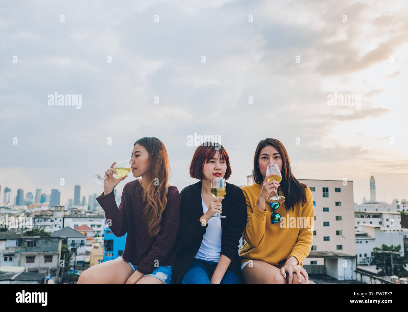 Rooftop girl hi-res stock photography and images - Alamy