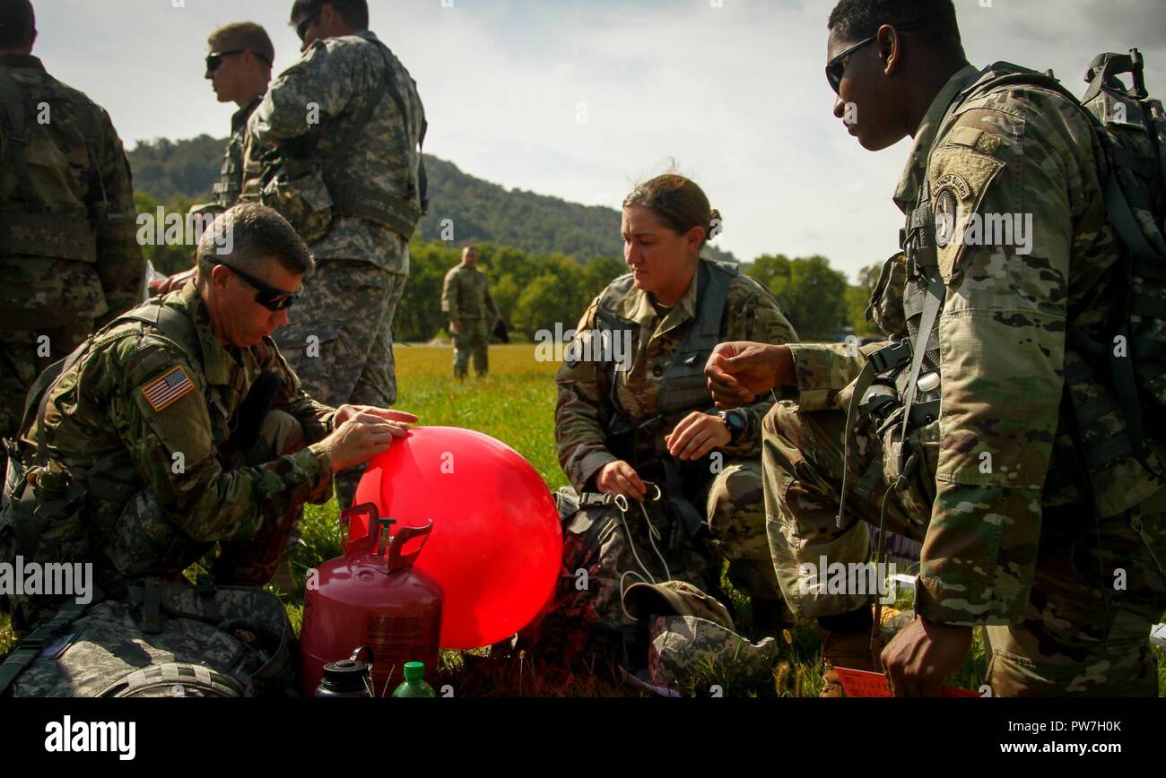 Soldier using hand signals hi-res stock photography and images - Alamy