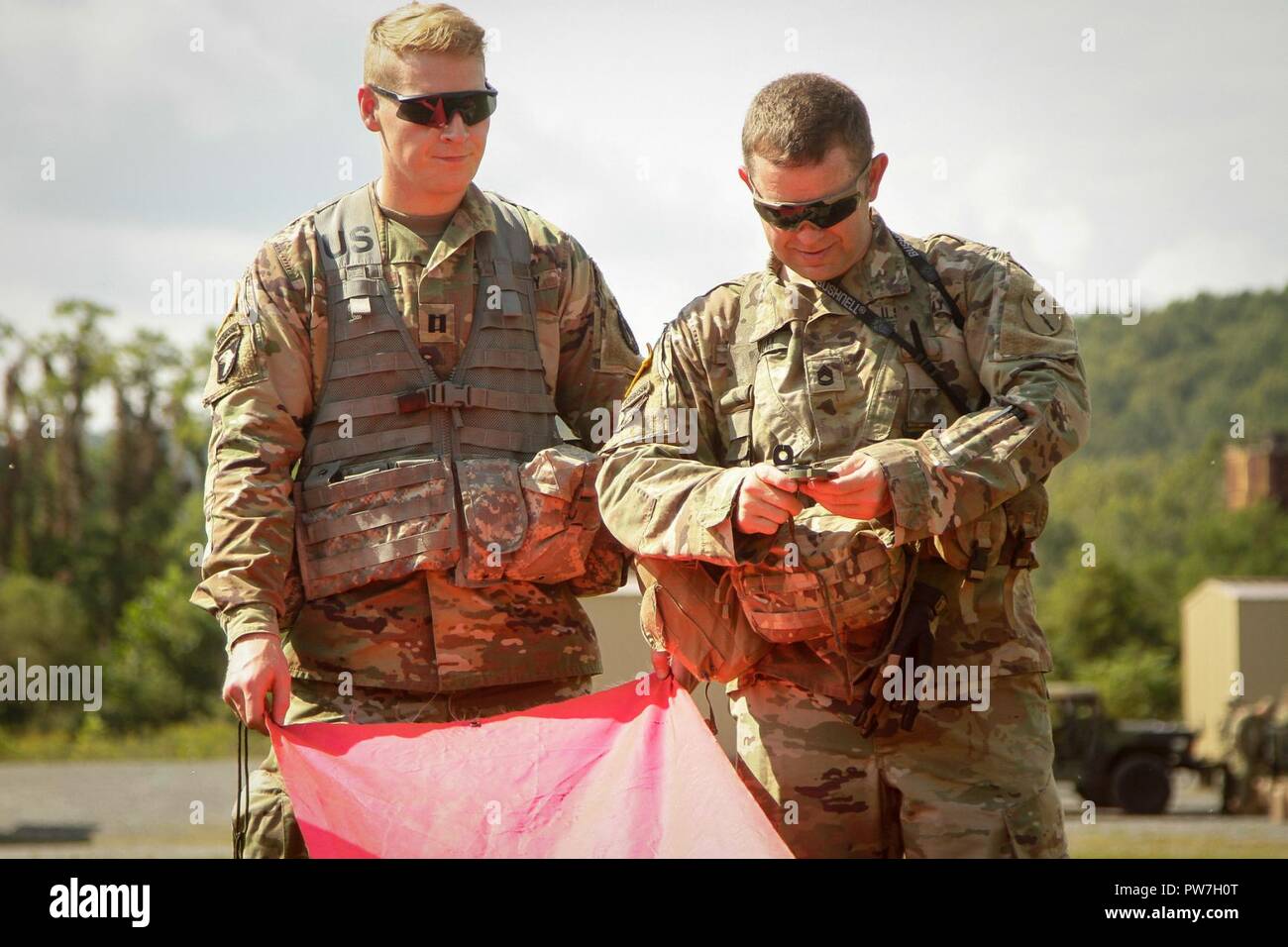 Soldier using hand signals hi-res stock photography and images - Alamy