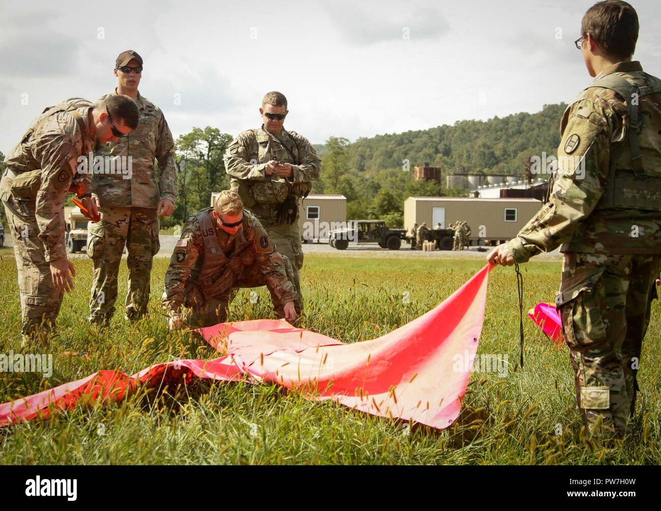 Soldier using hand signals hi-res stock photography and images - Alamy
