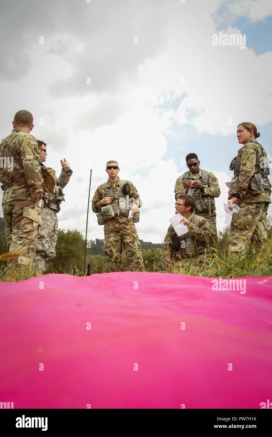 Soldier using hand signals hi-res stock photography and images - Alamy