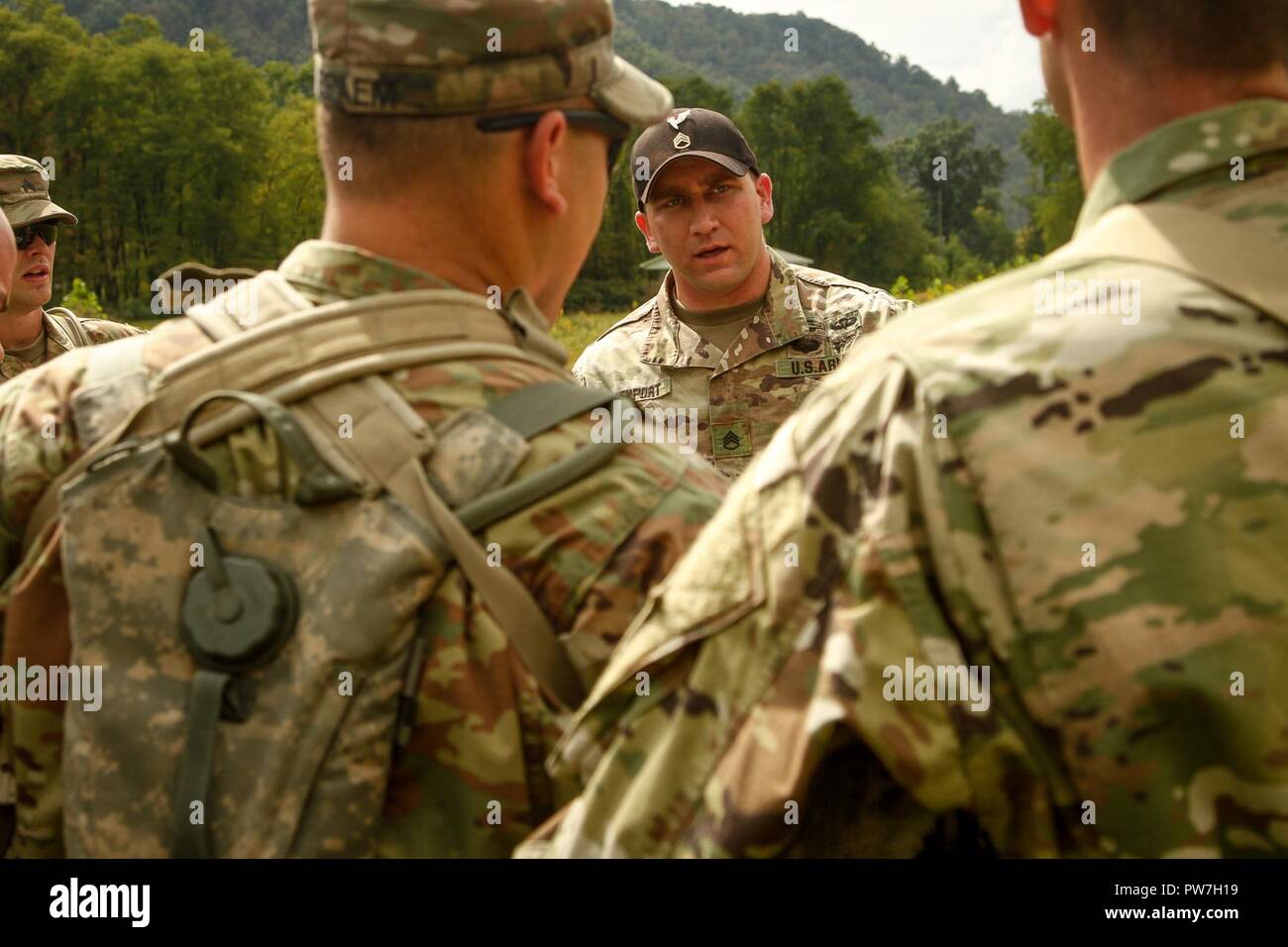 Soldier using hand signals hi-res stock photography and images - Alamy
