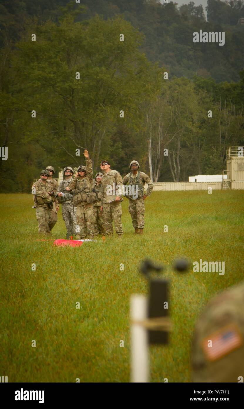 Soldier using hand signals hi-res stock photography and images - Alamy