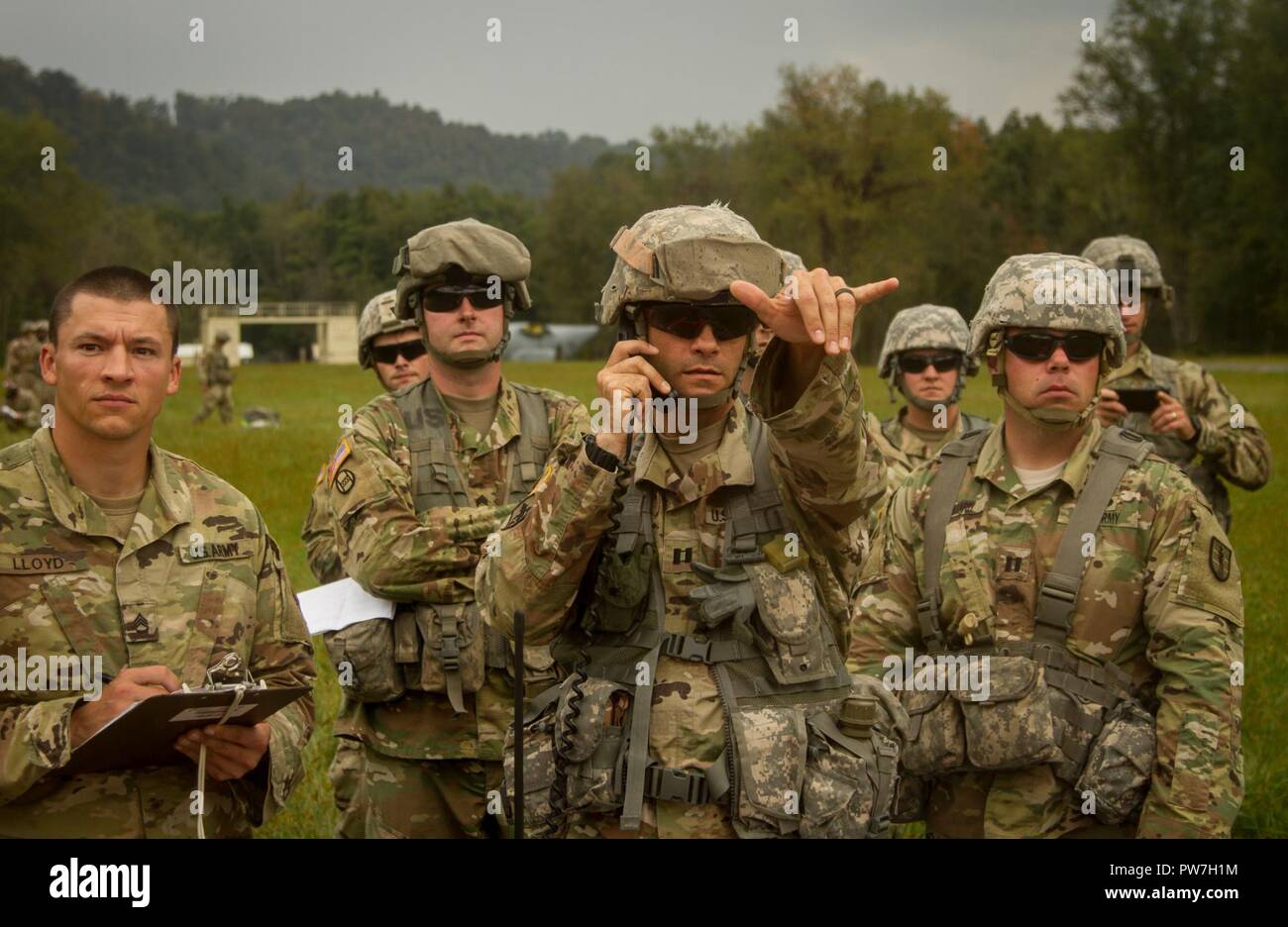 Soldier using hand signals hi-res stock photography and images - Alamy