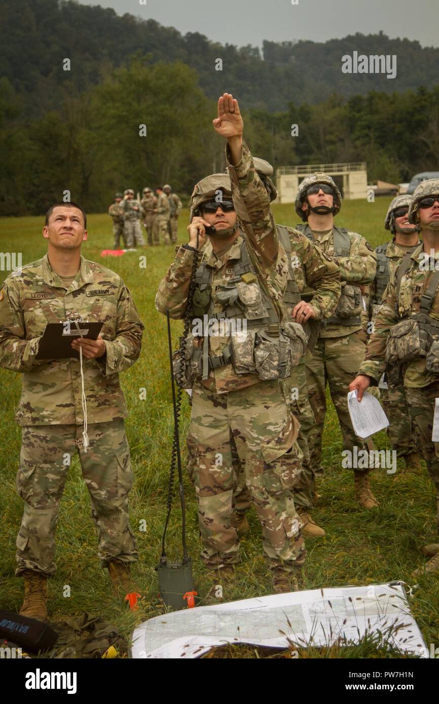 Soldier using hand signals hi-res stock photography and images - Alamy