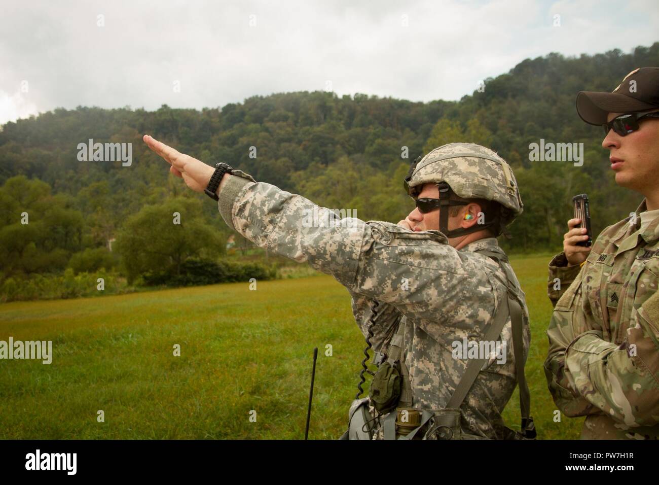Soldier using hand signals hi-res stock photography and images - Alamy